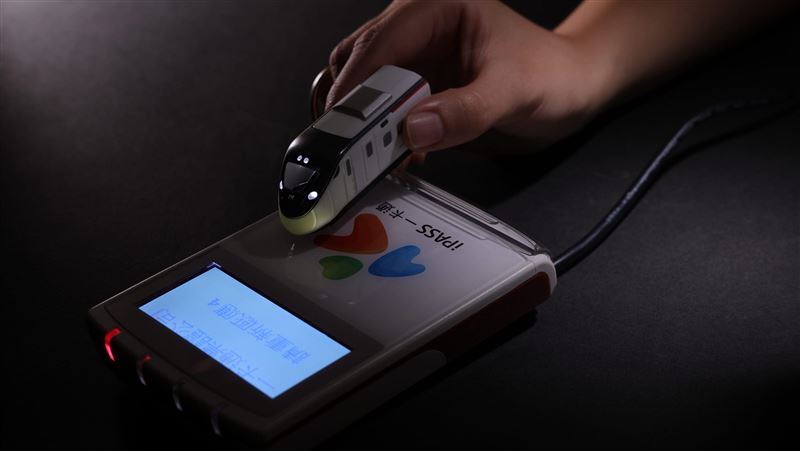 嗶卡車頭會亮燈！台鐵「EMU3000型立體一卡通」新登場 1／9限量開搶 | 生活 | 三立新聞網 SETN.COM