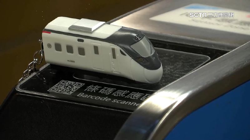 嗶卡車頭燈還會亮！台鐵開賣「EMU3000型一卡通」 民眾凌晨排隊搶購 | 生活 | 三立新聞網 SETN.COM
