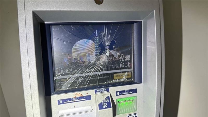 密碼連3錯！桃園醉男領不到錢還被ATM「吃卡」一拳KO提款機 下場曝 | 社會 | 三立新聞網 SETN.COM