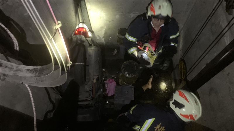 快訊／7旬嬤騎車暴衝！「煞車煞不住」撞壞電梯門 墜電梯井「B1↓B2」 | 社會 | 三立新聞網 SETN.COM