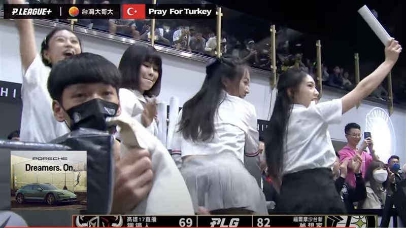 啦啦隊干擾林書豪罰球！「拍臀露底褲」球迷罵低俗 PLG要出手了 | 運動 | 三立新聞網 SETN.COM