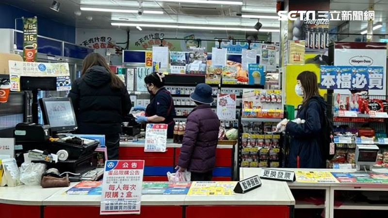 直擊／室內口罩解禁day1 「百貨、超商、超市」現況曝光：99％仍戴罩 | 生活 | 三立新聞網 SETN.COM