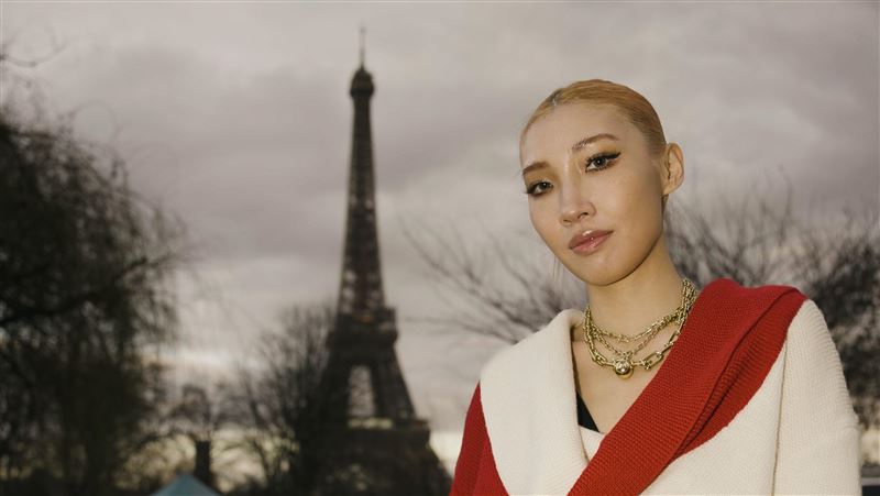 Karencici低溫5度穿超辣！好身材呼之欲出 首次朝聖巴黎時裝周豁出去了 | 娛樂星聞