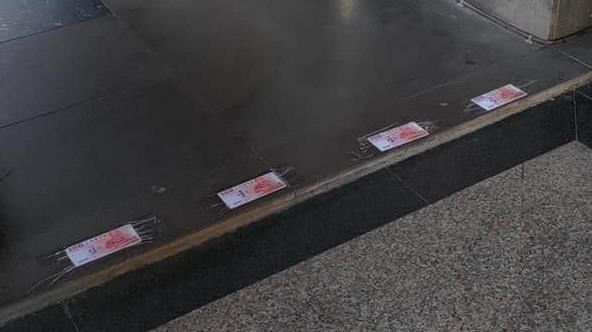 「400元」掉地板了！銀行紙鈔黏地上用途曝 網大讚：防跌妙招 | 生活 | 三立新聞網 SETN.COM