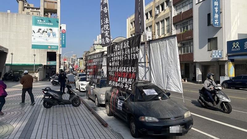 沒在怕！台南「傳奇抗議車」4年繳71萬停車費被拖3次 強勢回歸再停2台 | 社會 | 三立新聞網 SETN.COM