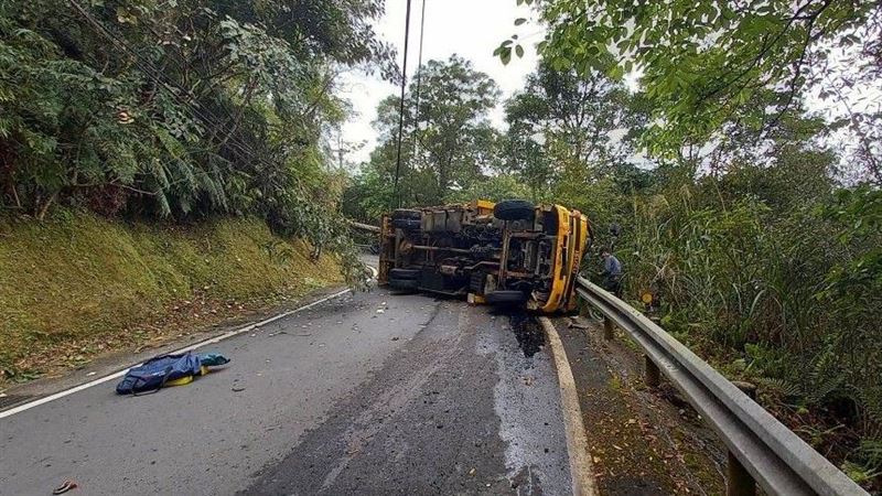 吊貨車不熟路況！坪林106乙下坡車速過快 側翻撞斷電桿1人傷 | 社會 | 三立新聞網 SETN.COM