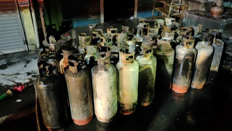 彰市豆腐店堆「33支瓦斯桶」竄惡火 消防隊冒險衝火場搬出防高溫爆炸 | 社會 | 三立新聞網 SETN.COM