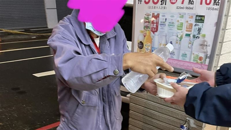 阿伯半夜突叫住別人女友「吐3字」 他1動作感動7000人 | 生活 | 三立新聞網 SETN.COM