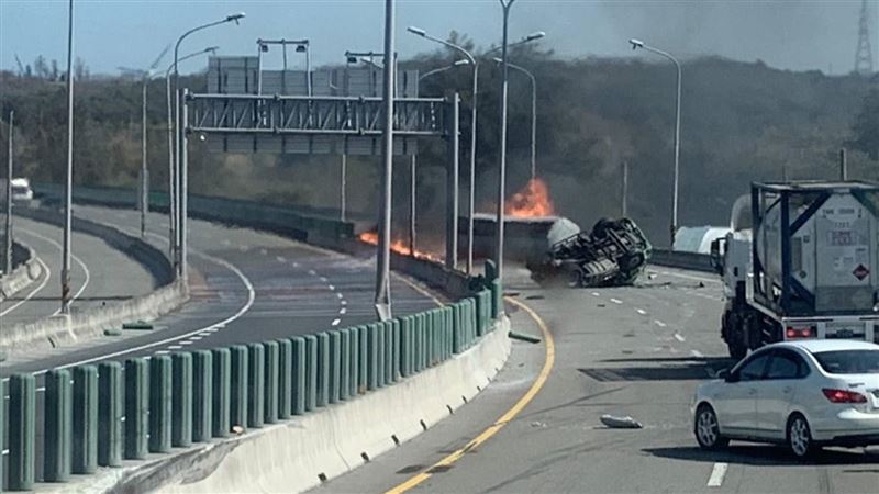 台61線白沙屯段油罐車翻覆「甲醇」外洩爆炸起火 駕駛傷重不治 | 社會 | 三立新聞網 SETN.COM