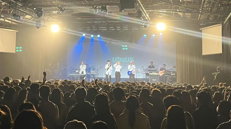 快訊／U:NUS演唱會到一半！「2粉絲身體不適」被攙扶出場 吳昱廷喊話 | 娛樂星聞