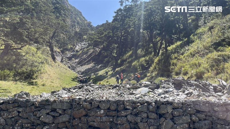 40歲女登塔關山「墜30m深崖」！消防局出動17人搶救中 | 社會 | 三立新聞網 SETN.COM