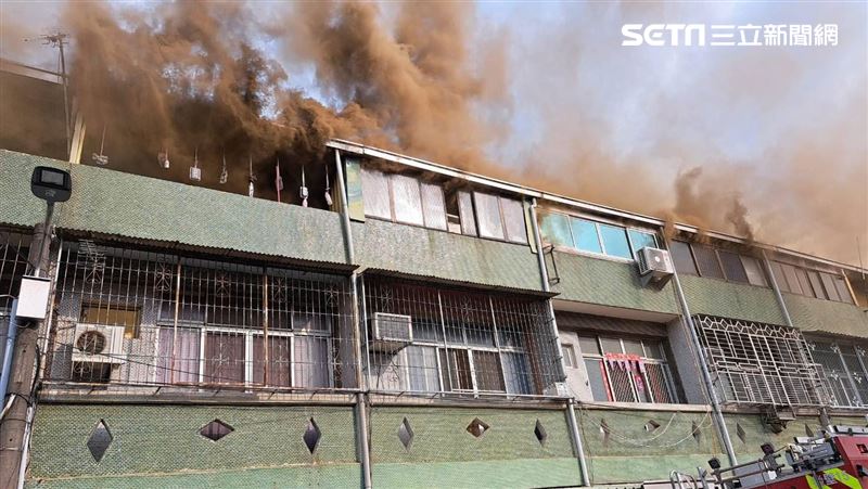 快訊／台南後壁3F透天厝竄火舌⋯濃煙直竄天際！警消急灌救 | 社會 | 三立新聞網 SETN.COM