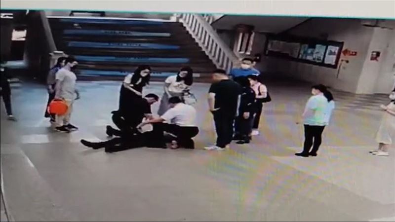 5旬男竹縣府洽公倒地OHCA！「縣長司機、駐衛警」救命 搶救畫面曝光 | 社會 | 三立新聞網 SETN.COM