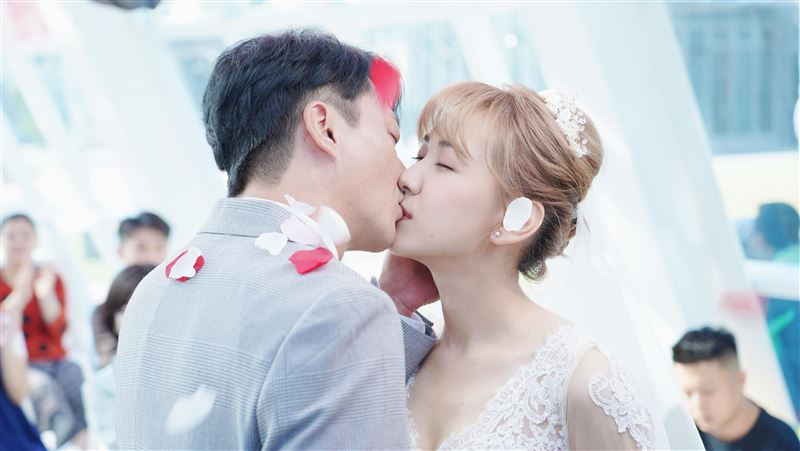 恭喜林玟誼「再婚」金鐘視帝！辣穿「深V蕾絲婚紗」忘情激吻羞爆 | 戲劇 | 三立新聞網 SETN.COM