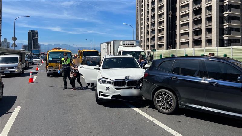 這下賠慘了！51歲貨車男台65快速道路 連撞3部BMW「車損照曝光」 | 社會 | 三立新聞網 SETN.COM