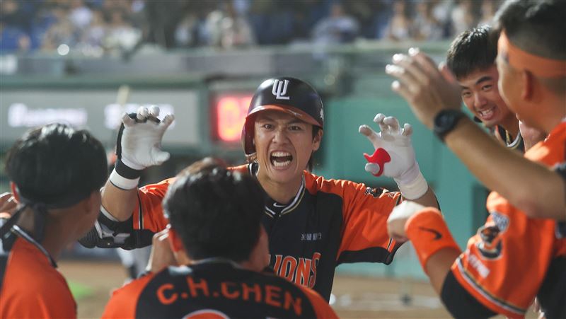 獅迷湧進外野！悍將主場1萬156人新莊本季最多 | 運動 | 三立新聞網 SETN.COM