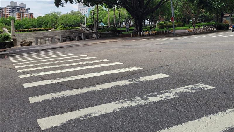 不禮讓行人罰6000！她站斑馬線目睹「驚險瞬間」 網淚喊：汽機車地獄 | 生活 | 三立新聞網 SETN.COM