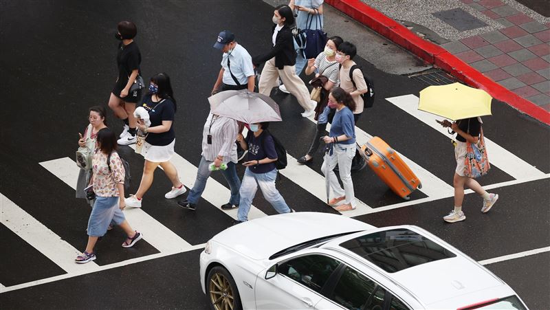 禮讓行人新制上路首日！北市下午4時前「罰46件」 機車居多 | 生活 | 三立新聞網 SETN.COM