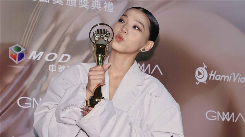 金曲34／《超偶》亞軍獲新人獎！洪佩瑜「帶包上台」哭慘了 | 娛樂星聞 | 三立新聞網 SETN.COM