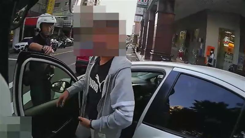 目擊79歲老婦當街被擄上車領錢 民眾機警報案揭發「活人棺」詐騙 | 社會 | 三立新聞網 SETN.COM