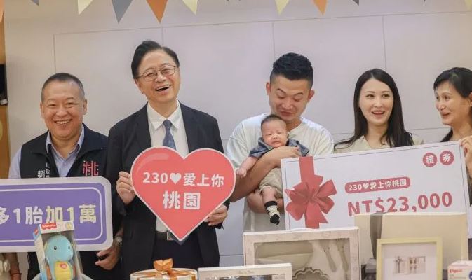 桃園第230萬市民在楊梅！張善政送「愛上你」禮品 | 生活 | 三立新聞網 SETN.COM