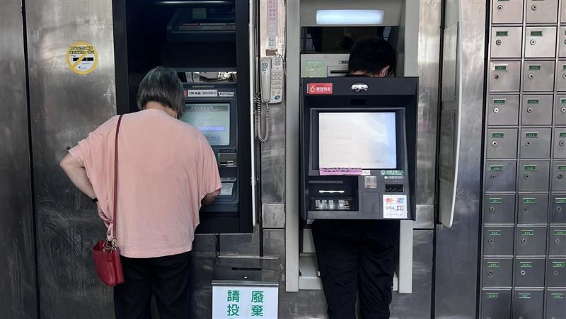 男站ATM前「沒身體」！網嚇壞：怎麼只剩腳 員工曝逗趣真相 | 生活 | 三立新聞網 SETN.COM