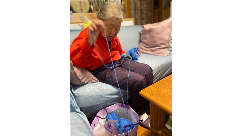 58年送手織毛衣2千件 90歲嬤心疼貧童受凍「織到不能織」手握毛衣離世 | 生活 | 三立新聞網 SETN.COM