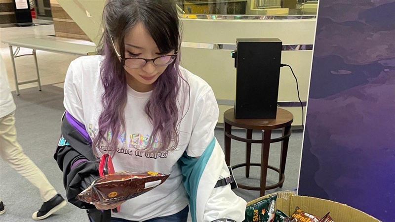 粉絲太熱情！日本VTuber「Kson總長」剛到台灣就求救：已經吃太多了 | 娛樂星聞