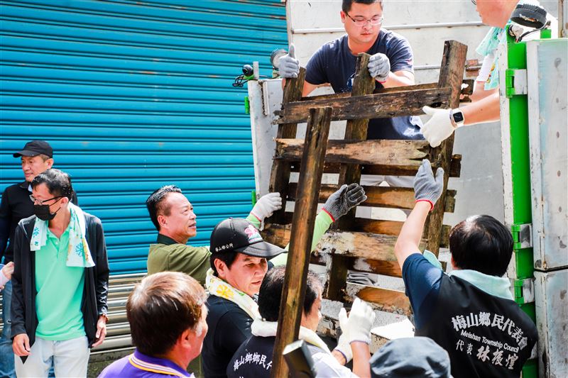 嘉義縣梅山鄉大拚掃 全村動員150人清潔村里 | 生活 | 三立新聞網 SETN.COM