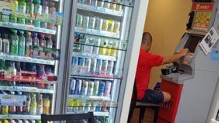 半夜見超商阿伯「翹腳坐ATM前」！網揭原因：解任務 | 生活 | 三立新聞網 SETN.COM