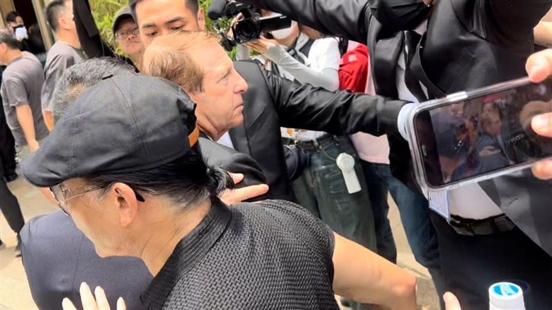 李玟老公Bruce險被圍毆！吐這句粉絲全怒暴動 哭喊攔車敲窗不讓走 | 娛樂星聞