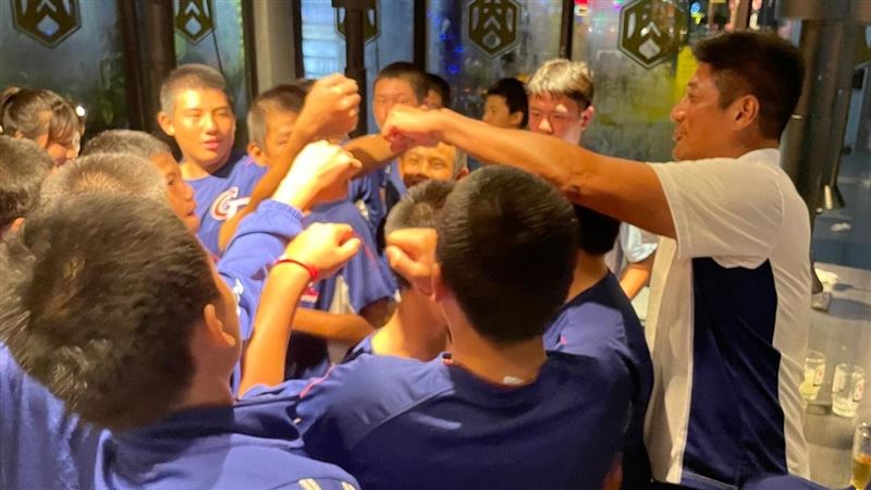 U12不敵美國奪亞軍！辜仲諒宴請全隊吃燒肉補一下 訝異台、美體型差異 | 運動 | 三立新聞網 SETN.COM