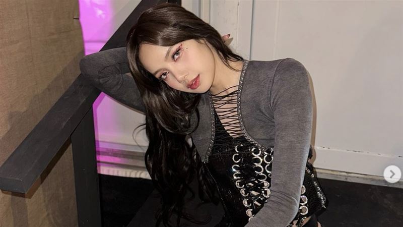 LISA惹火照不藏了！轉身只剩一條線全看光 - 鏡週刊 Mirror Media