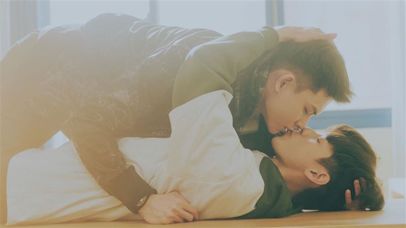 太狂了！BL《免疫屏蔽》吸百萬人次觀看「男男強吻」激情畫面全曝光 | 娛樂星聞