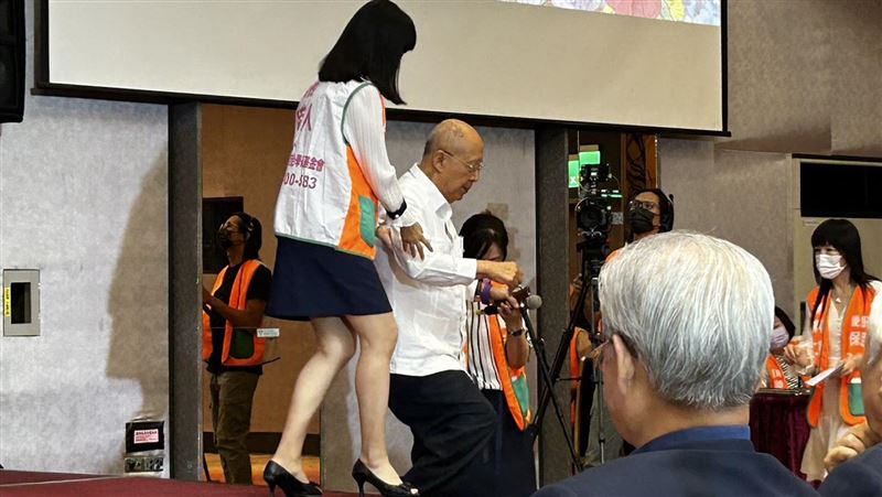 85歲吳伯雄現況曝光！肝基會致詞「被攙扶上台」 感念已故附中同窗 | 政治 | 三立新聞網 SETN.COM