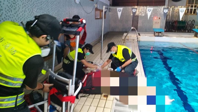 30歲男新莊國民運動中心溺水！ 救生員聯手消防員狂CPR搶命 | 社會 | 三立新聞網 SETN.COM