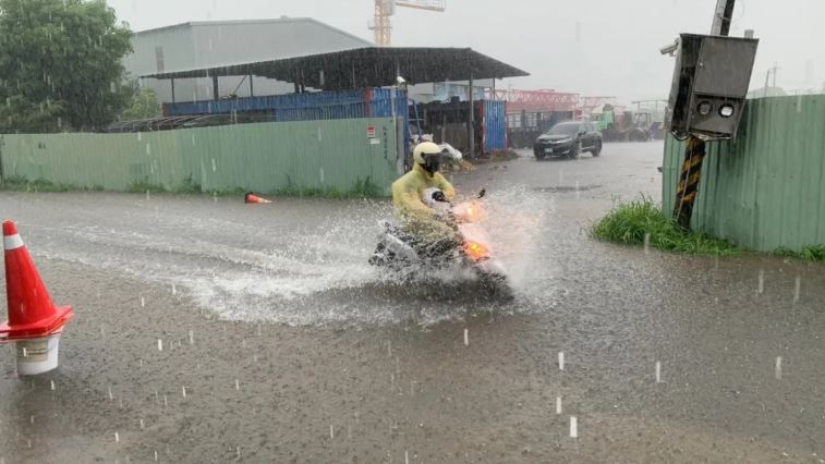 大雷雨來襲！蘆竹3小時「降120毫米雨量」 | 專欄 | 三立新聞網 SETN.COM
