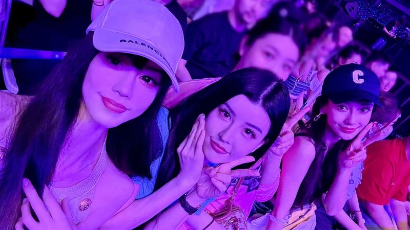 BY2看林俊傑演唱會！曬照驚見「JJ9年前暗戀女星」 粉絲看哭：好虐心 | 娛樂星聞