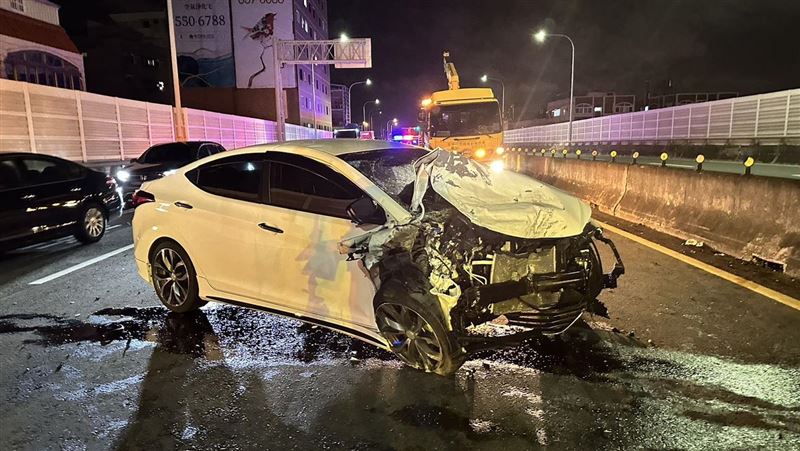 BMW快速道路彎過不了！「連撞對向2車」女駕駛「旋轉270度」暴衝畫面曝 | 社會 | 三立新聞網 SETN.COM