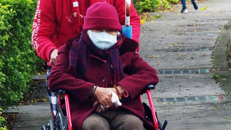 男獨顧年邁母父母「被迫提前退休、離婚」向兄弟求償90萬 法官打臉了 | 社會 | 三立新聞網 SETN.COM