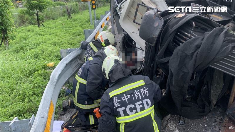 國道四號接台74匝道大貨車過彎翻車2人受傷 乘客送醫不治 | 社會 | 三立新聞網 SETN.COM