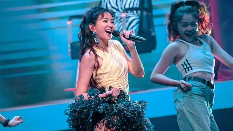 9m88辣成這樣！馬甲線失守性感曲線被看光 金曲歌王當眾求「饒」 | 娛樂星聞