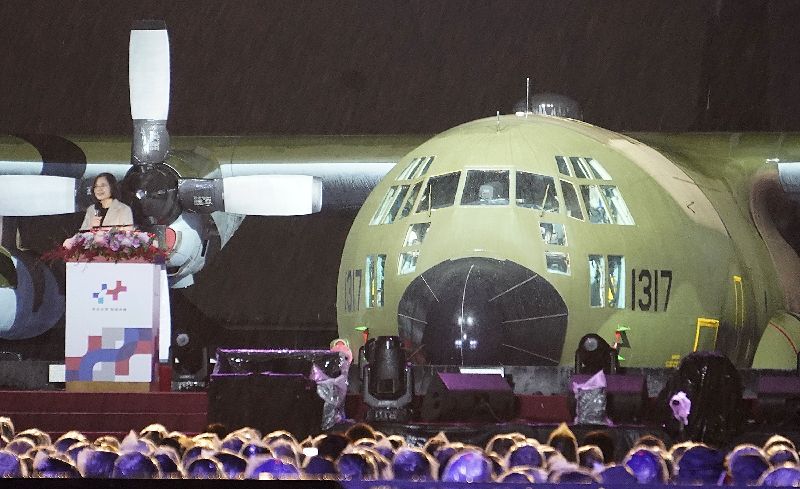 112年國慶晚會登場！萬人不畏雨到場 蔡英文穿雨衣欣賞演出 | 政治 | 三立新聞網 SETN.COM