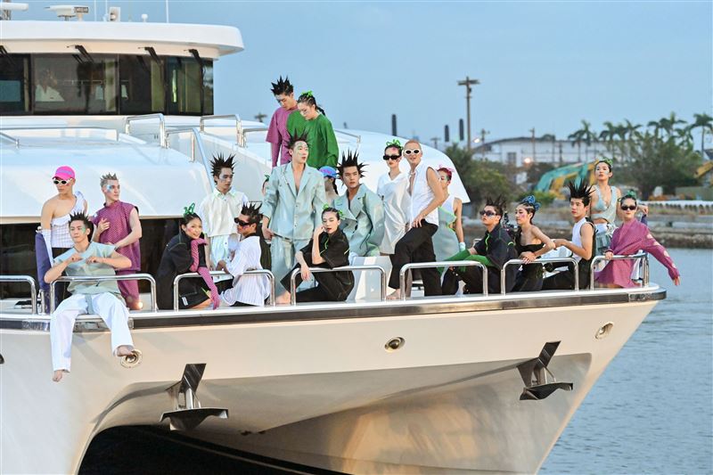 「KFA高雄時尚大賞」把伸展台搬到海上 波光粼粼的港都台步！ | 生活 | 三立新聞網 SETN.COM