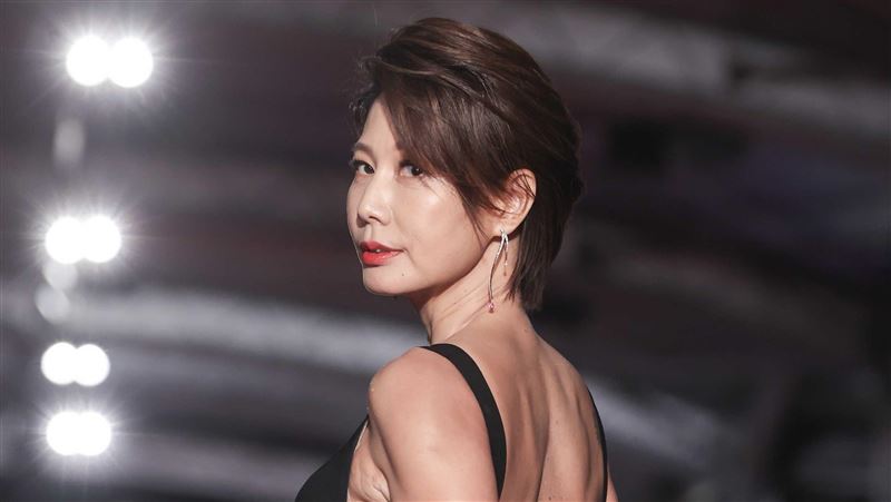 金鐘58／丁寧深V登紅毯！手一撩「內襯全露」藍心湄皺眉說話了 | 娛樂星聞 | 三立新聞網 SETN.COM