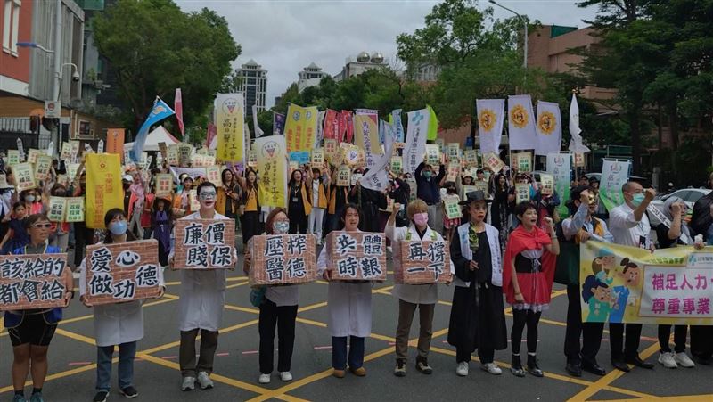 醫療環境每況愈下！逾500醫事人員上街扮鬼怒吼 提4訴求盼「遠離地獄」 | 生活 | 三立新聞網 SETN.COM