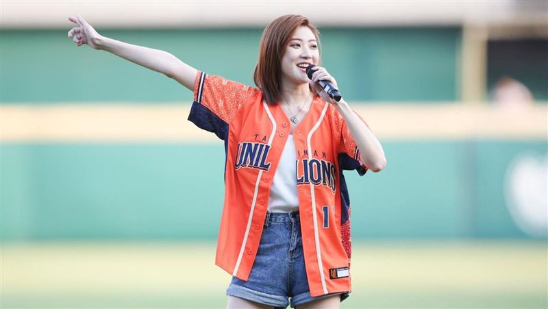 林逸欣圓夢了！首度擔任開球嘉賓「失手」險K球員嚇壞了 | 娛樂星聞 | 三立新聞網 SETN.COM