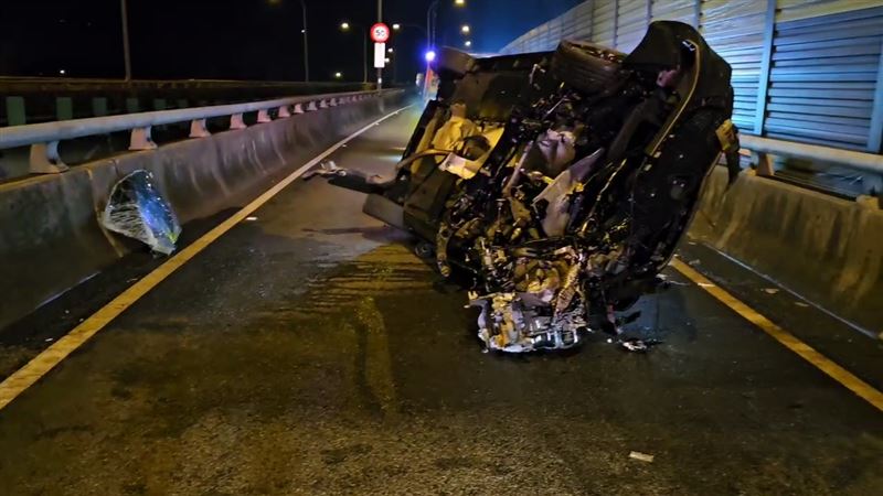 台65接國3引道車禍 小客車撞分隔島翻覆！駕駛受困近1小時獲救 | 社會 | 三立新聞網 SETN.COM