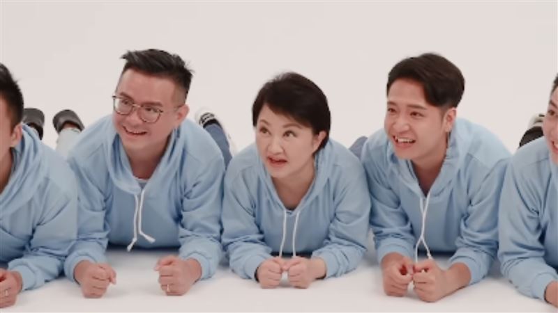 盧秀燕合體台中F4 伏地挺身羞問「我有起來嗎？」全場笑翻 | 政治 | 三立新聞網 SETN.COM