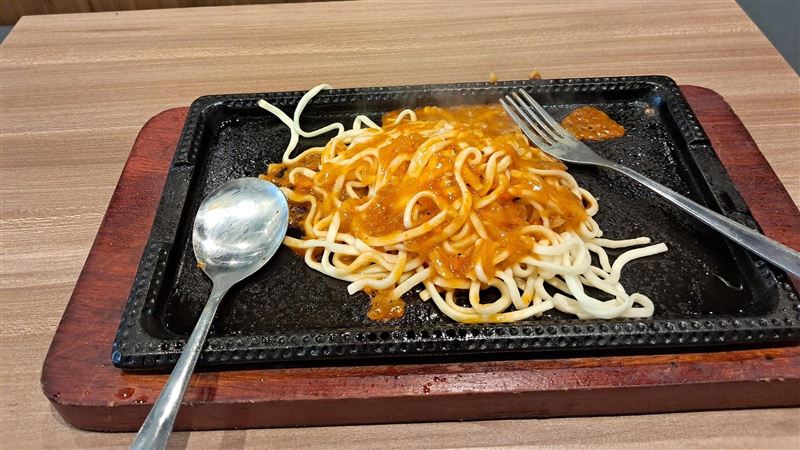 鐵板麵120元超盤？牛排館喊冤 他認了：免費續麵3次 | 生活 | 三立新聞網 SETN.COM